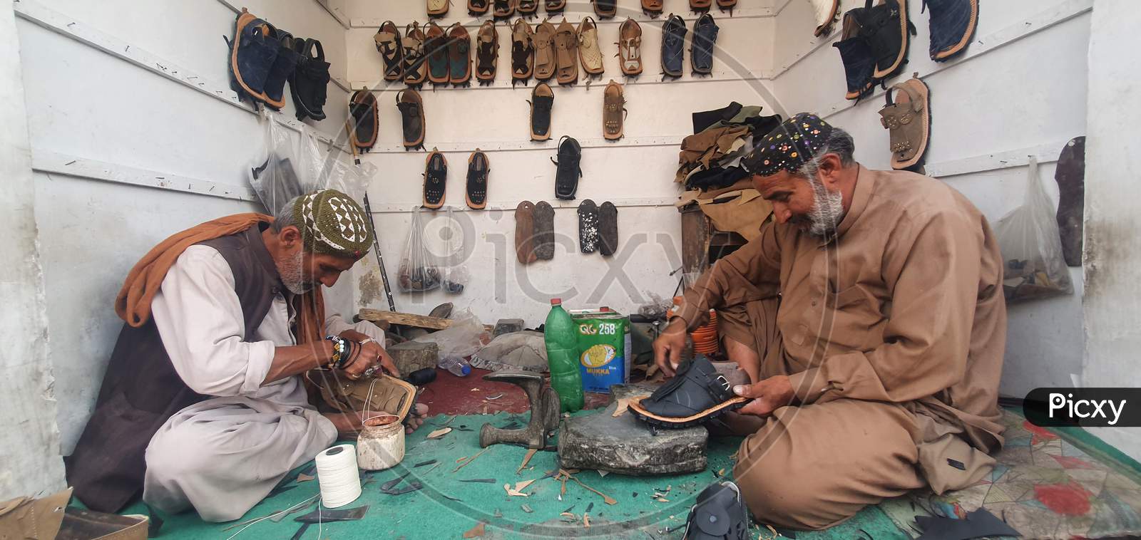 Image of Artisans making Marri Cut Balochi Chawat at Prince Road Quetta ...